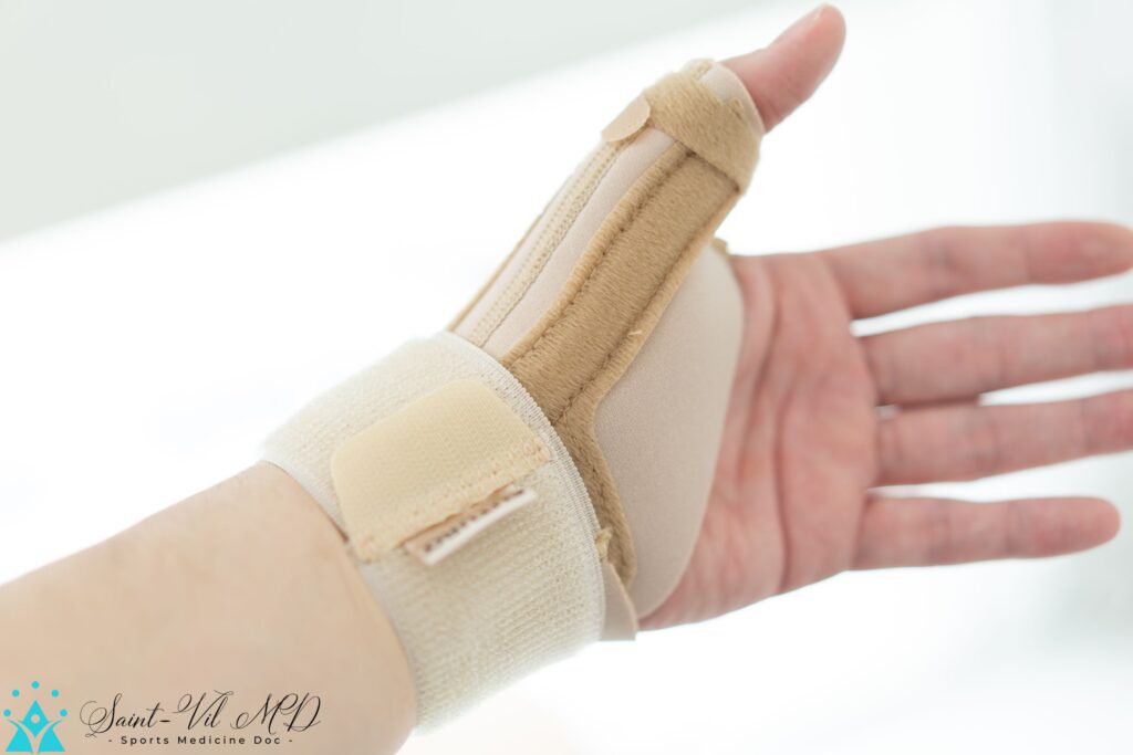 wrist and thumb of hand splint with wrist support for de quervain ...